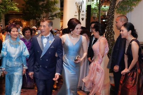 ชมภาพ ในหลวง ราชินี ทรงเป็นองค์ประธาน งานกาล่าดินเนอร์ สยามพัสตรา ภูษาสง่าศิลป์ เฉลิมพระเกียรติ