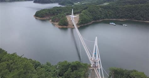 78년간 호수에 갇힌 육지 속 섬마을출렁다리 개통