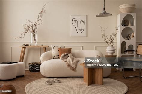 모의 포스터 프레임 모듈식 소파 나무 커피 테이블 원형 깔개 베이지색 벽 현대적인 랙 및 개인 액세서리가 있는 따뜻하고 아늑한 거실 인테리어 가정 장식 템플렛 거실에 대한