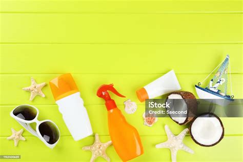 녹색 나무 테이블에 조개 코코넛과 선글라스와 선크림 병 0명에 대한 스톡 사진 및 기타 이미지 0명 과일 녹색 Istock