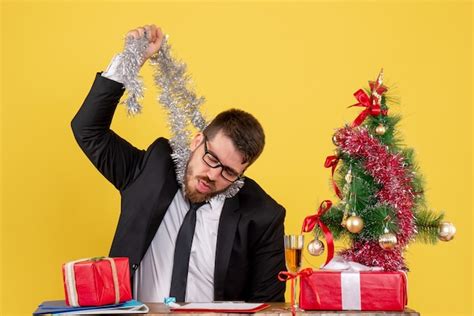 Trabalhador Do Sexo Masculino De Vista Frontal Sentado Atr S De Sua Mesa Em Amarelo Foto Gr Tis