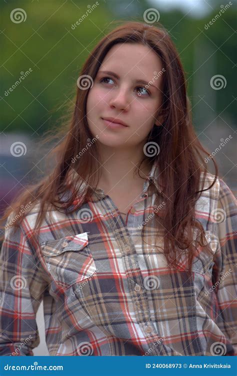 Linda Garota Morena Em Uma Blusa E Saia Na Rua Da Cidade Imagem De Stock Imagem De Lifestyle