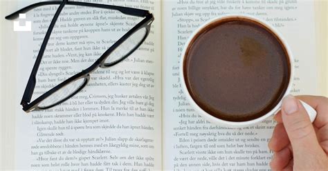 펼쳐진 책 앞에서 커피 한 잔을 들고 있는 사람 사진 Unsplash의 무료 커피 이미지