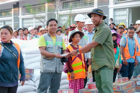 ឧកញ៉ា សំ បូទុម្ភ ឧបត្ថម្ភថវិកាចំនួន ១ម៉ឺនដុល្លារជូនមូលនិធិតេជោ១២៥ ជាមួយសម្តេចតេជោ ហ៊ុន សែន