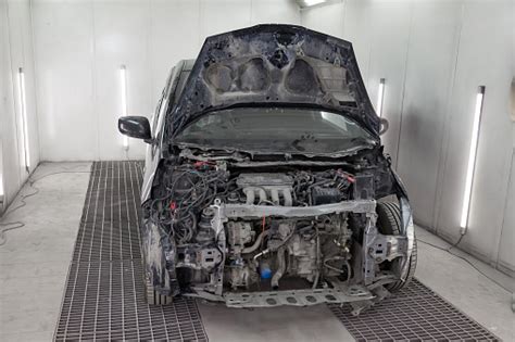 차량의 바디 페인트 작업장에서 수리를 기다리고있는 열린 후드와 함께 몸의 완전히 깨진 전면과 심각한 사고 후 검은 자동차 자동차 서비스 산업 0명에 대한 스톡 사진 및 기타