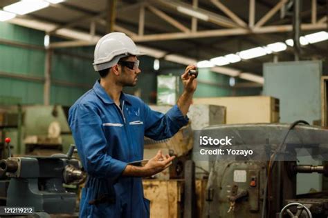 공장에서 전문 엔지니어 유지 보수 산업 공장에서 산업용 기계 설치 작업을 하는 엔지니어 엔지니어링은 공장의 기계 설정에 대해