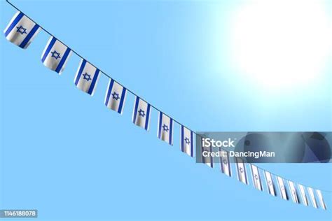 아름 다운 많은 이스라엘 깃발 또는 배너 소프트 포커스와 푸른 하늘 배경에 밧줄에 대각선 중단어떤 잔치 국기 3d 그림 3차원 형태에 대한 스톡 사진 및 기타 이미지