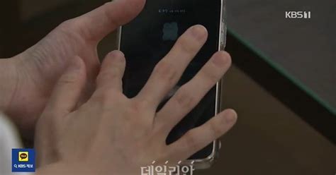 女고객 휴대전화 집에 가져가 한 시간 넘게 사진첩 본 수리기사 ‘논란