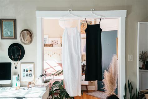 가구 가정의 미학 객실 디자인 거주 공간 검정 드레스 공백 드레스 디자인 모던데코 모자 모자 걸이 모자 전시 미니멀리스트 디자인 바탕화면 방 벽