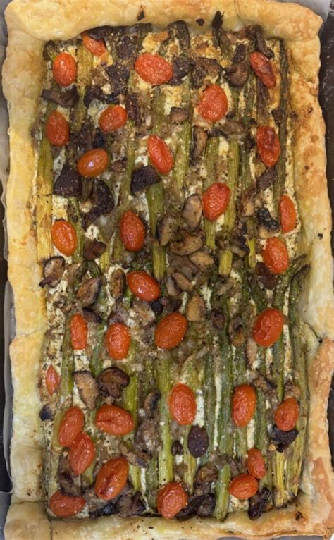Cherry Tomato Asparagus And Herbed Ricotta Tart Leites Culinaria