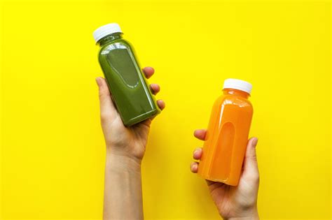 노란 배경에 오렌지와 녹색 주스 또는 스무디와 플라스틱 병을 들고 여성 손 개념에 대한 스톡 사진 및 기타 이미지 개념 건강관리와 의술 건강한 생활방식 Istock