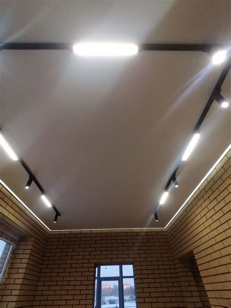 Натяжные потолки Трековые светильники Современный дизайн потолка Натяжные потолки