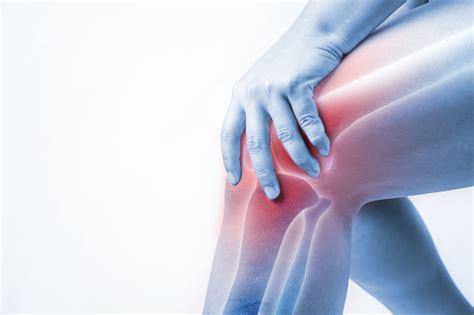 인간knee 고통에 무릎 부상 관절 통증 사람들 무릎에서 의료 모노 톤 하이라이트 건강관리와 의술에 대한 스톡 사진 및 기타 이미지 건강관리와 의술 등 마사지