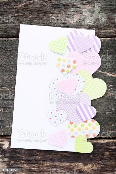 회색 나무로 되는 테이블에 종이 마음을 가진 수 제 인사말 카드 0명에 대한 스톡 사진 및 기타 이미지 0명 개념 개념과 주제 Istock