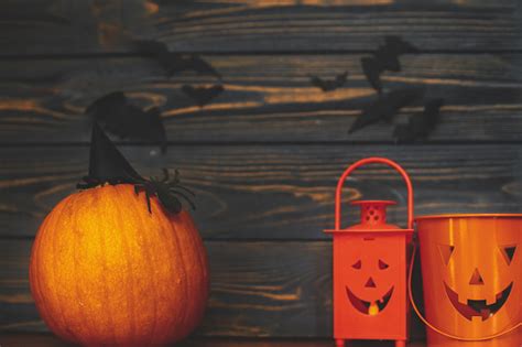 즐거운 할로윈 보내세요 거미와 마녀 모자를 곁들인 호박 어두운 배경에 잭 오 랜턴 캔디 양동이와 박쥐 집에서 할로윈을 축하하는 수제 휴일 장식 10월에 대한 스톡 사진 및