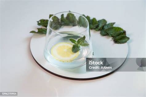 흰색 배경에 레몬과 박하가 함유 된 미네랄 워터가 들어있는 유리 컵 레몬과 박하를 기본으로 한 상쾌한 음료 맛있고 건강한 레모네이드 0명에 대한 스톡 사진 및 기타 이미지