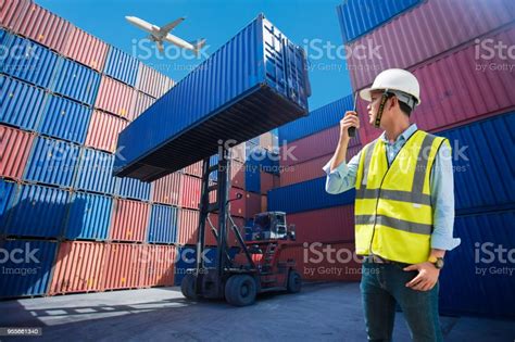 가져오기 내보내기 포먼 제어 산업 컨테이너 화물 화물선 화물 화물선에서 컨테이너 상자를 로드 하는 포먼 제어 비행기에 대한 스톡 사진 및 기타 이미지 Istock