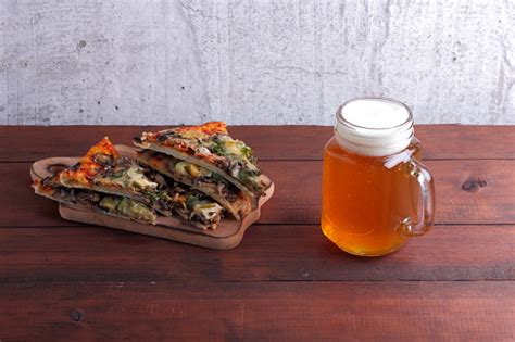 맥주와 피자 피자 조각 나무 보드에 나무 배경으로 거품을 가진 가벼운 맥주의 유리 좋아하는 음식 남자에 대 한 설정 공간 복사 0명에 대한 스톡 사진 및 기타 이미지