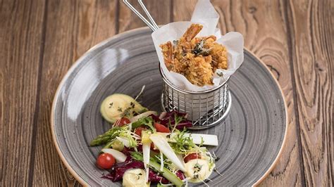 Панирани скариди с гарнитура от аспержи и пяна от сос Холандез Рецепта