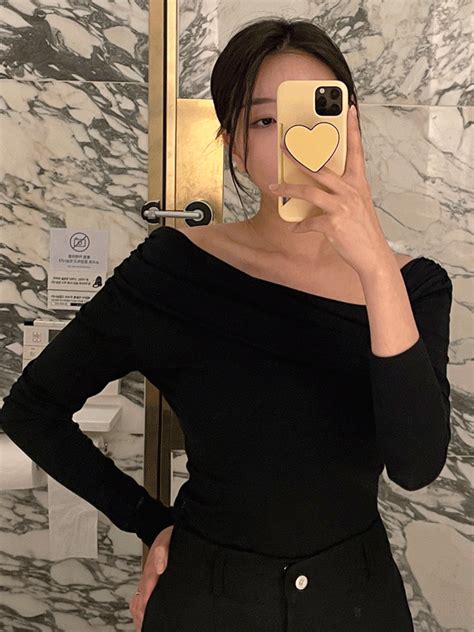 셔링 언발 오프숄더티 포더위켄즈