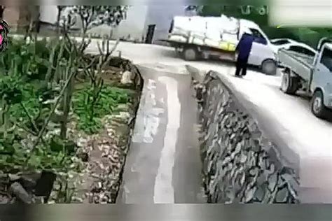 这么惨烈的车祸百年难见，油罐车的威力由此可见一斑，监控见证威力车祸监控