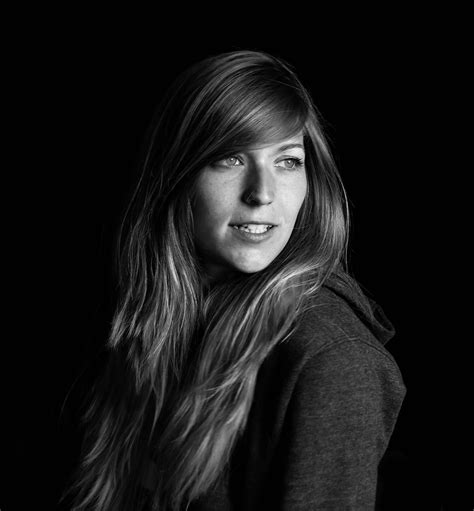 무료 이미지 검정색과 흰색 화이트 사진술 사진 작가 초상화 회색 어둠 검은 단색화 헤어 스타일 검정 흰색 긴 머리 흑발 얼굴 노출 초점