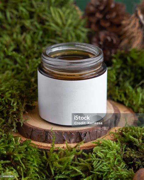 녹색 이끼 근접 촬영 모형 사이의 나무 조각에 빈 라벨이있는 크림 유리 항아리를 열었습니다 0명에 대한 스톡 사진 및 기타 이미지 Istock