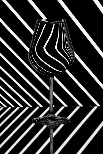 굴절 빛에 물의 효과를 설명하기 위해 줄무늬 배경에 물 유리 정물 0명에 대한 스톡 사진 및 기타 이미지 0명 3가지 개체 개념 Istock