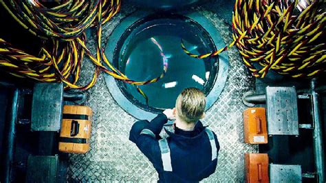 Компания застревает в маленькой капсуле на дне океана Youtube