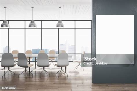 현대적인 콘크리트와 목조 회의실 사무실 인테리어에는 빈 흰색 모의 배너가 벽 파노라마 창문 도시 전망 램프 및 가구가 있습니다 3d 렌더링 0명에 대한 스톡 사진 및 기타
