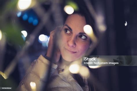 검은 머리 여자 야외에서 휴대 전화를 사용 하 여입니다 거리에 크리스마스 조명 도시에 대한 스톡 사진 및 기타 이미지 도시 도시 거리 도시 생활 Istock