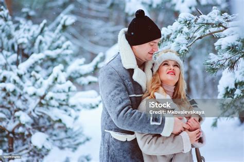 겨울에 눈 덮인 숲 이나 공원 그들의 산책을 즐기는 행복 한 로맨틱 커플의 초상화 계절 활동 및 여행 컨셉 겨울에 대한 스톡 사진 및 기타 이미지 Istock
