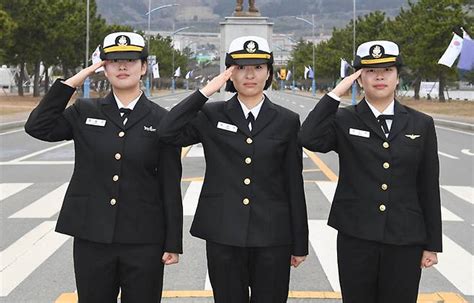 세 자매 해군 부사관 “아버지 꿈 이뤄드렸죠”