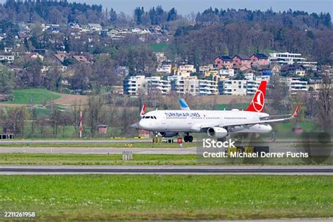 화창한 봄날 스위스 취리히 클로텐 공항에서 이륙하는 터키 항공 여객기 에어 버스 A321200 등록 Tcjtd의 측면보기 Airbus A321에 대한 스톡 사진 및 기타