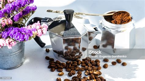 전통적인 커피 메이커 간헐천 커피 메이커 실버 간헐천 커피 메이커 부엌 용 장치 향기로운 커피 0명에 대한 스톡 사진 및 기타 이미지 Istock
