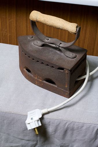 오래 된 철 뜨거운 불길에 의해가 열입니다 린 넨 원단에 위치 해 있습니다 표시 코드를 플러그입니다 콜라주입니다 0명에 대한 스톡 사진 및 기타 이미지 Istock