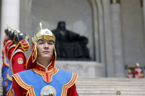 Жанжин Д Сүхбаатарын хөшөөнд цэцэг өргөж Эзэн Чингис хааны хөшөөнд хүндэтгэл үзүүллээ