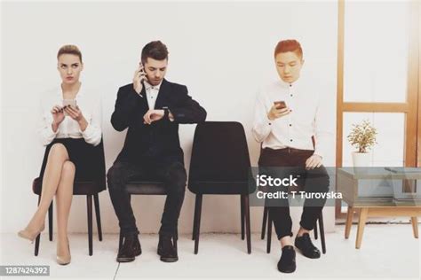 인사 책임자 여성이 사무실에서 일하고 있습니다 여자는 동료들과 함께 앉아 있다 근로자는 전화중입니다 18 19세에 대한 스톡