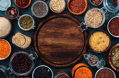 폐기물 제로와 지속 가능한 라이프 스타일 플라스틱 무료 저장 및 요리 개념 다양한 유기농 슈퍼푸드 콩 곡물 곡물 콩류 재사용 가능한 캔 및 항아리의 씨앗 공간 맨 위 뷰를