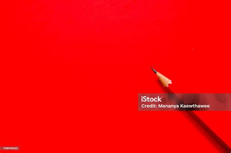 빈 빨간 종이 짜임새 복사 공간 학교 그림에 나무 빨간 색연필 단 하나 개체를 닫습니다 붉은 색 배경에 고립 된 나무 빨간색 연필 발렌타인 개념에 대 한 텍스트 공간을