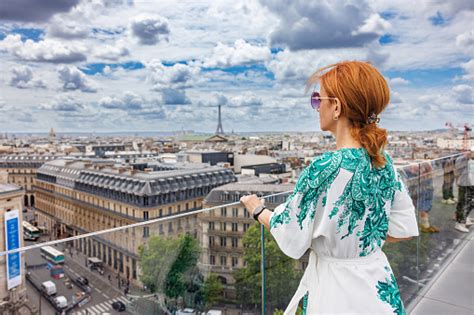 높은 건물 테라스에 서서 도시 풍경을 바라보고 있는 아름 다운 사업가 파리 일 드 프랑스에 대한 스톡 사진 및 기타 이미지 파리 일 드 프랑스 45 49세 개성 개념