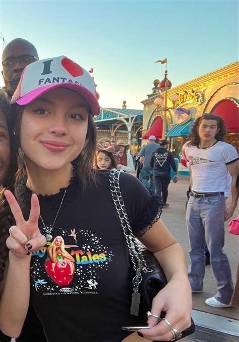 Pop Singer Olivia Rodrigo Seemed To Have Fun At The Phillies Game Artofit