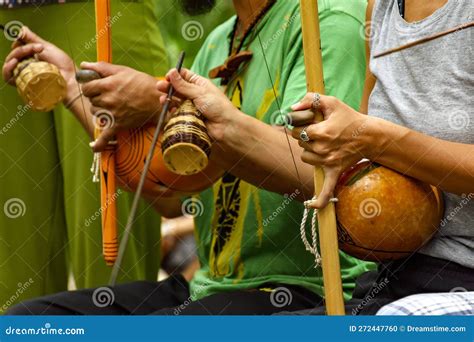 Músicos Tocando Un Instrumento Musical De Percusión Afro Brasileño Foto