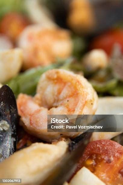 홍합 새우 오징어 반지와 채소를 곁들인 바다 샐러드 해산물 클로즈업이 가능한 레스토랑 요리 0명에 대한 스톡 사진 및 기타