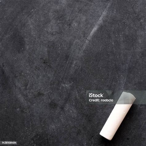 나무 테이블에 빈 학교 분필 보드 빈 공간을 사용하여 텍스트를 입력하거나 그래픽을 삽입합니다 교육 또는 비즈니스의 개념 0명에 대한 스톡 사진 및 기타 이미지 Istock