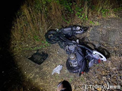 撞擊畫面曝！硬闖平交道「機車卡鐵軌」 新自強號車頭撞出大洞 Ettoday社會新聞 Ettoday新聞雲