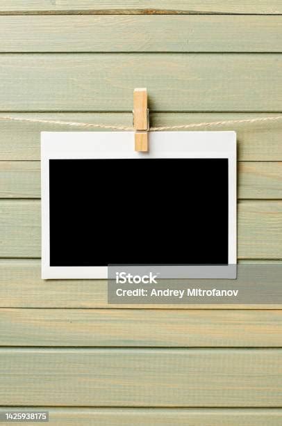 빈 사진이 밧줄에 매달려 있습니다 디자인 요소입니다 나무 배경 공간을 복사합니다 감정에 대한 스톡 사진 및 기타 이미지 감정 공란 과거 Istock