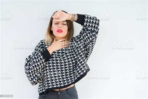 이상의 캐주얼 스웨터를 입고 젊은 여자 배경 격리 병 및 발열 독감과 감기 바이러스 병에 대 한이 마를 만져 갈색 머리에 대한 스톡 사진 및 기타 이미지 Istock