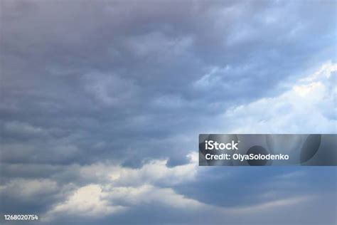 뇌우와 비 전에 하늘에 어두운 폭풍 구름 극적인 하늘 배경 0명에 대한 스톡 사진 및 기타 이미지 0명 검은색 경관 Istock