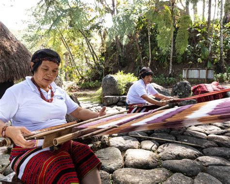 필리핀관광청 전통 직조기술과 천연재료 활용 의류 디자인 선보여